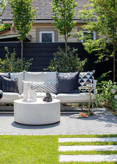 Patio of the Week: Dramatic Black Accents and Layers of Plantings