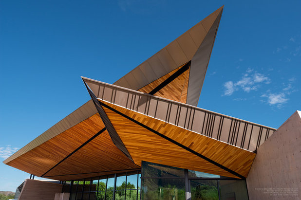 Houzz Tour: Winged-Roof Home Soars to Capture Desert Views