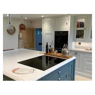 Contrasting island with induction hob - Traditional - Kitchen - by Lima ...