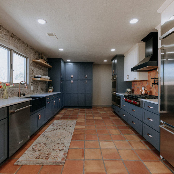 75 Beautiful Kitchen with Terra-cotta Floors Ideas & Designs - August ...