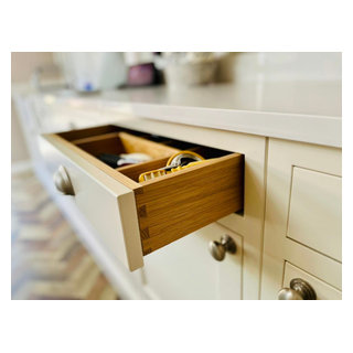 Solid dovetail oak drawers on softclose runners - Traditional - Kitchen ...