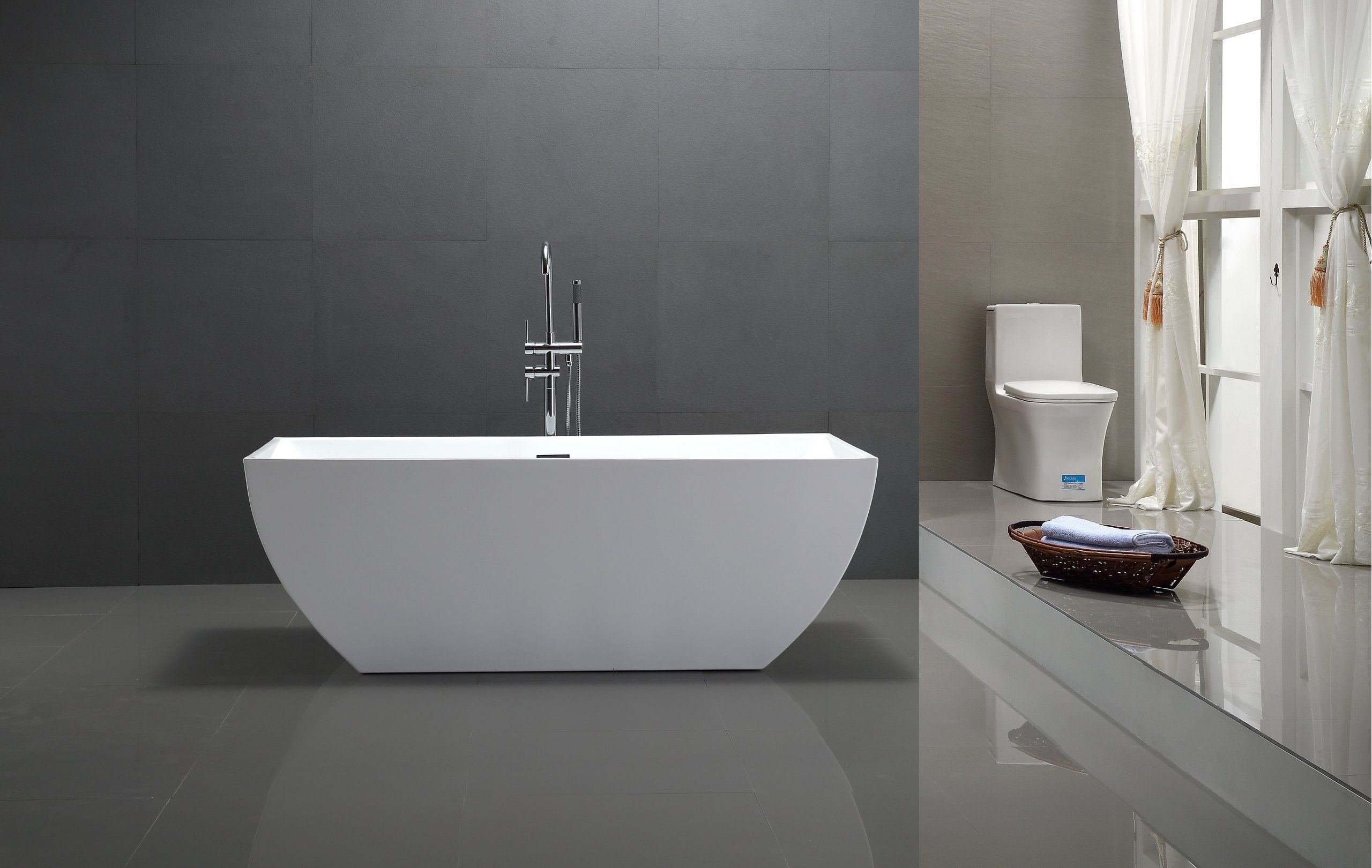 Freestanding bathtub, polished chrome slotted overflow, pop-up drain ...