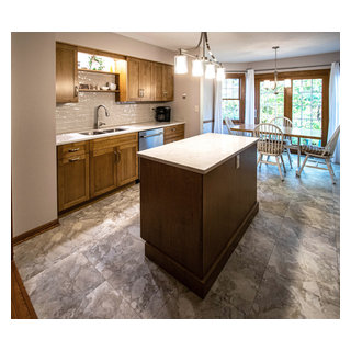 Toffee Stain Shaker Door Kitchen with Calacatta Valetin Quartz ...