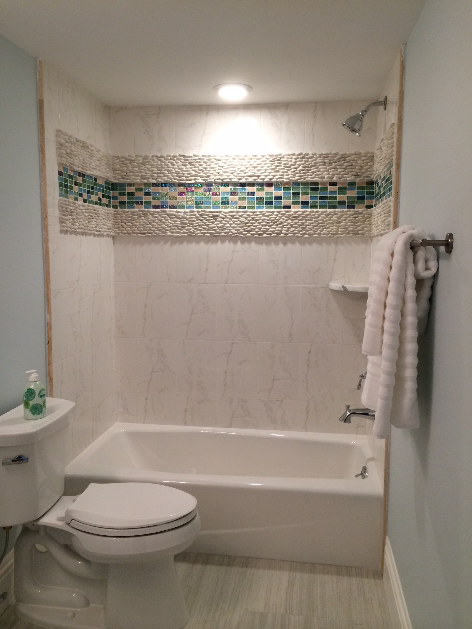 Premium White Pebble Tile - Natural Stone for Walls & Backsplashes ...