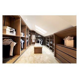 Walnut Walk-in Wardrobe with sloping ceilings - Klassisch ...
