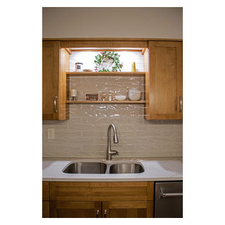 Toffee Stain Shaker Door Kitchen with Calacatta Valetin Quartz ...