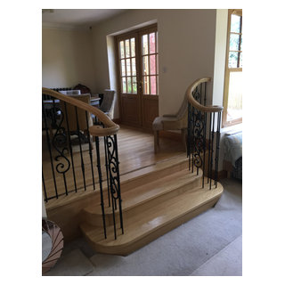 Steps down into the split level lounge in the same house - Traditional ...
