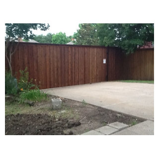 Cedar Vertical Board Batten Automatic Sliding Gate - Dallas - par Texas ...