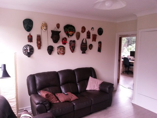 How to make a living room with three doors homely?