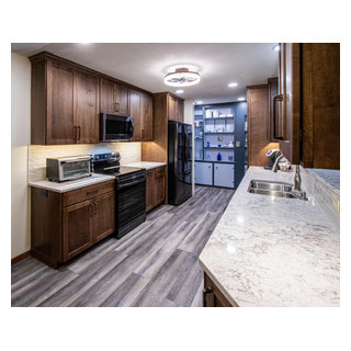 French Roast Kitchen Cabinetry with Eternia Quartz Countertop - Clásico ...