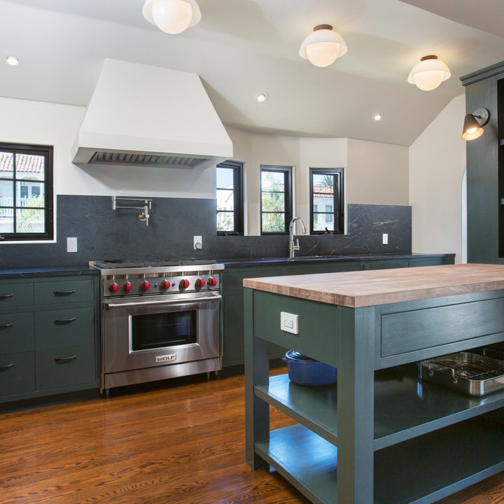 75 Beautiful Kitchen with Green Benchtop Ideas & Designs - March 2025 ...