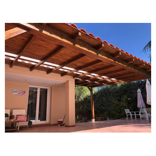 Pérgola con teja plástica color arcilla y translúcida - Farmhouse ...