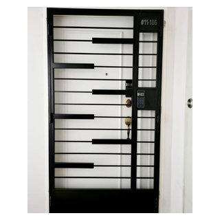 HDB 2k gold KATO LASER CUT Gate (3x7/4x7) - Moderne - Singapour - par ...