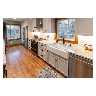 Pop of Color Farmhouse Kitchen - Farmhouse - Kitchen - Milwaukee - by ...