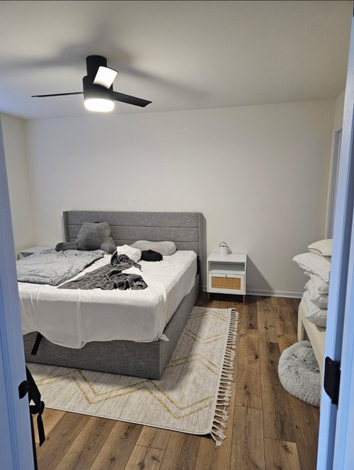 Off-centered bedroom design