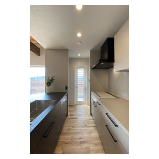 家族ロッカーのある家 - Kitchen - Kyoto - by OKAMURA工房株式会社 | Houzz