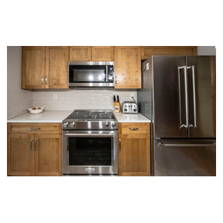 Toffee Stain Shaker Door Kitchen with Calacatta Valetin Quartz ...