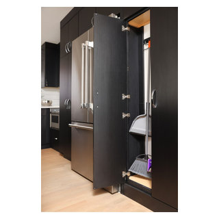 High Contrast Modern Kitchen That Wows - Modern - Kitchen - Chicago ...