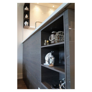 Open shelf niche & wall paneling details at rear of kitchen ...