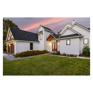 Modern Lakeside Farmhouse Side Facade with Entryway Details - Farmhouse ...