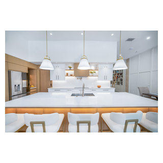 Perfectly Symmetrical Kitchen Design with Open Sightlines ...