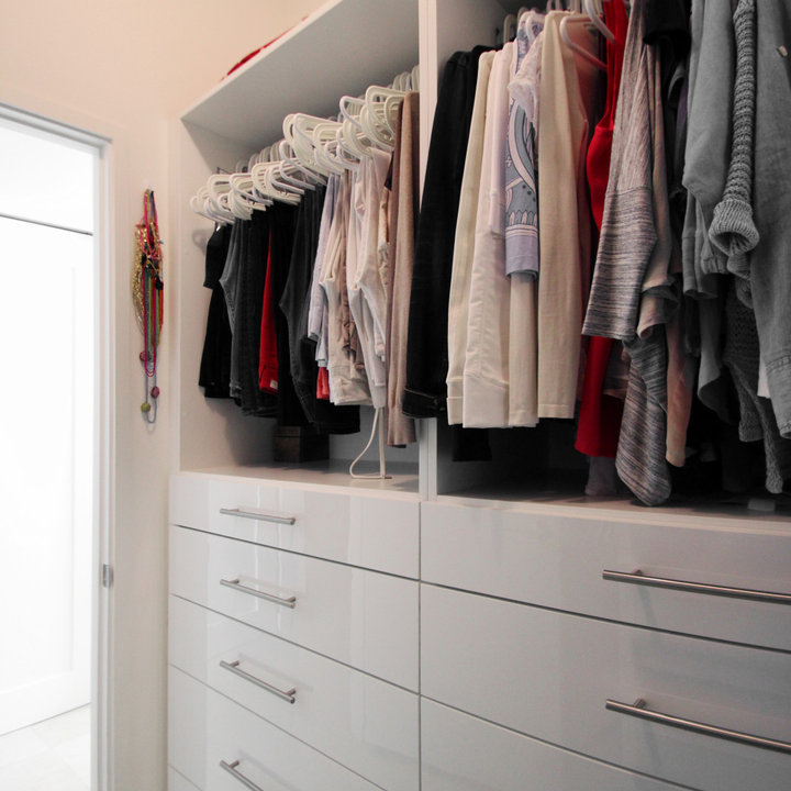 75 Beautiful Small Walk-in Wardrobe Ideas & Designs - August 2025 ...