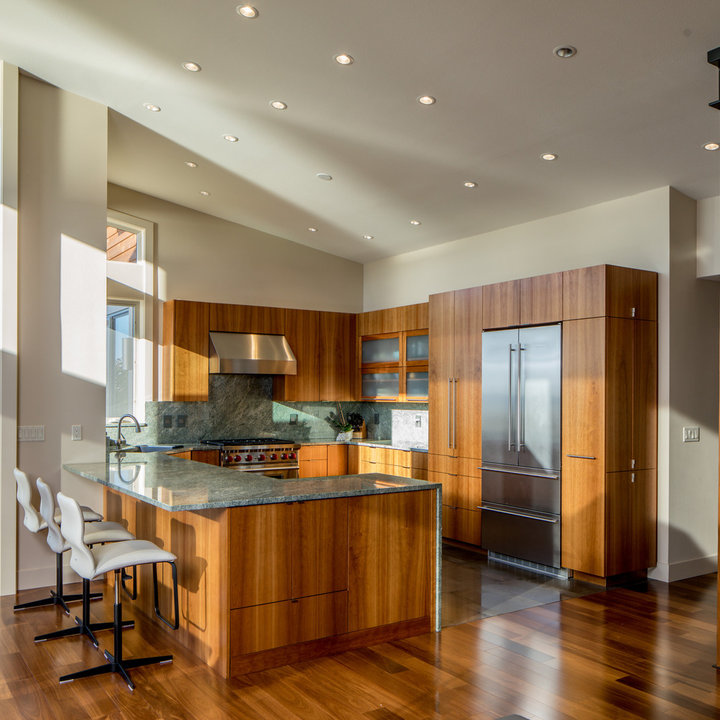 75 Beautiful Kitchen with Green Benchtop Ideas & Designs - July 2025 ...