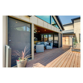 Screen Room with a Phantom Motorized Screen & Fixed Screens - Modern ...