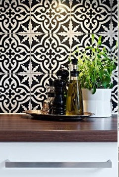 Square subway tile backsplash