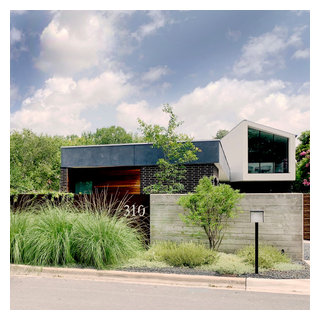 Downtown Austin Front Landscape - Exterior - Austin - by ADLA Studio ...