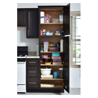 Onyx Maple Cabinets Pantry Option - Cuisine - Cleveland - par ...