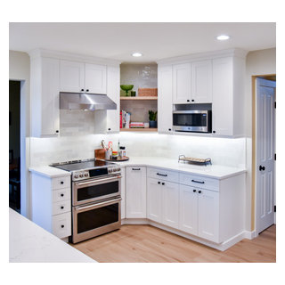 SPACIOUS BRIGHT WHITE KITCHEN WITH LARGE PENINSULA AND OAK FLOORS ...