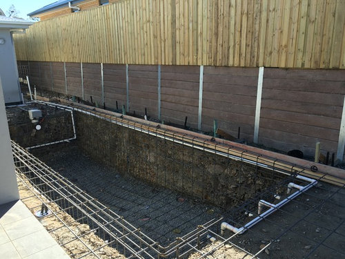 Swimming pool retaining wall | Houzz AU