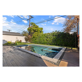 Modern black pebble pool & spa | small backyard - Modern - Pool - Los ...