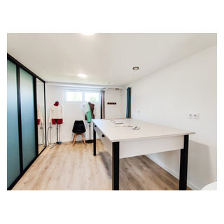 Atelier de couture : table de coupe, cabine d'essayage, rangements ...