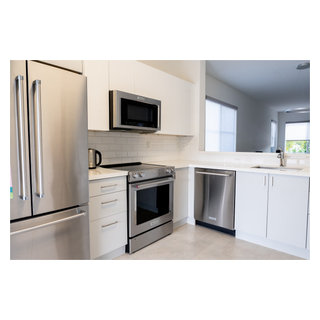 Modern Hybrid Kitchen Remodel Done in a Two-Tone Color - Modern ...