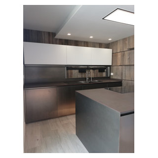 Cucina moderna in vetro e legno - Modern - Kitchen - Other - by ...