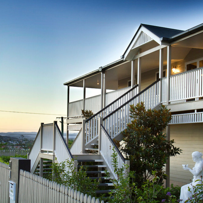 75 Beautiful Modern Queenslander Home Design Ideas & Designs | Houzz AU