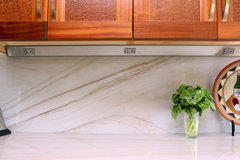 Backsplash and framed focal point above range