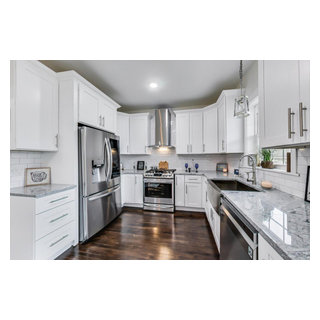 White Shaker Kitchen Cabinets with Calcutta Quartz Countertop w ...