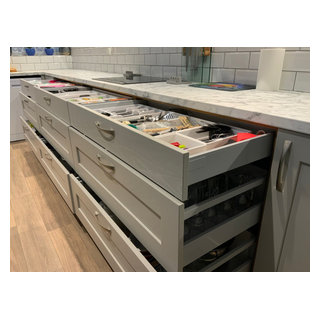 Lots of drawers for accessible storage - Modern - Kitchen - by Lima ...