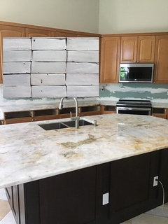 Help with backsplash against my Cristallo countertops