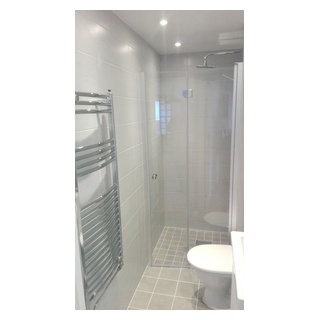 Litet badrum i Malmö (Oxie), med vikdörr och dusch, Grå keramik och ...