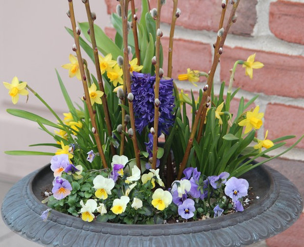 Top 12 Stunning Spring Planters - gardenpicsandtips.com