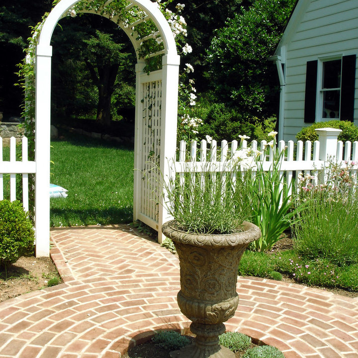 Cottage White Picket Fence - Photos & Ideas | Houzz
