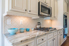 Busy countertop and plain backsplash or the other way around? | Houzz Forum