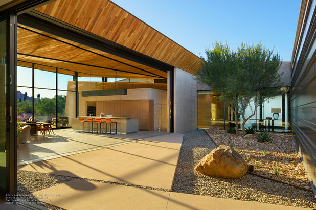 Houzz Tour: Winged-Roof Home Soars to Capture Desert Views