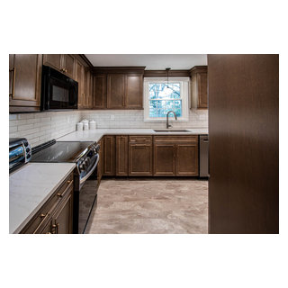 Maple Stained Shaker Kitchen Cabinets with Peninsula Bar - Transitional ...