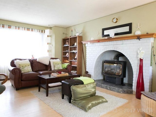 Living room layout in super 90s house