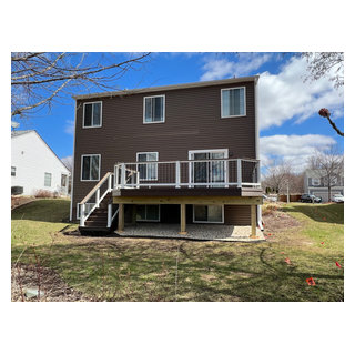 Rustic Elm Timbertech Deck in Lake Villa, IL - Classique - Terrasse en ...